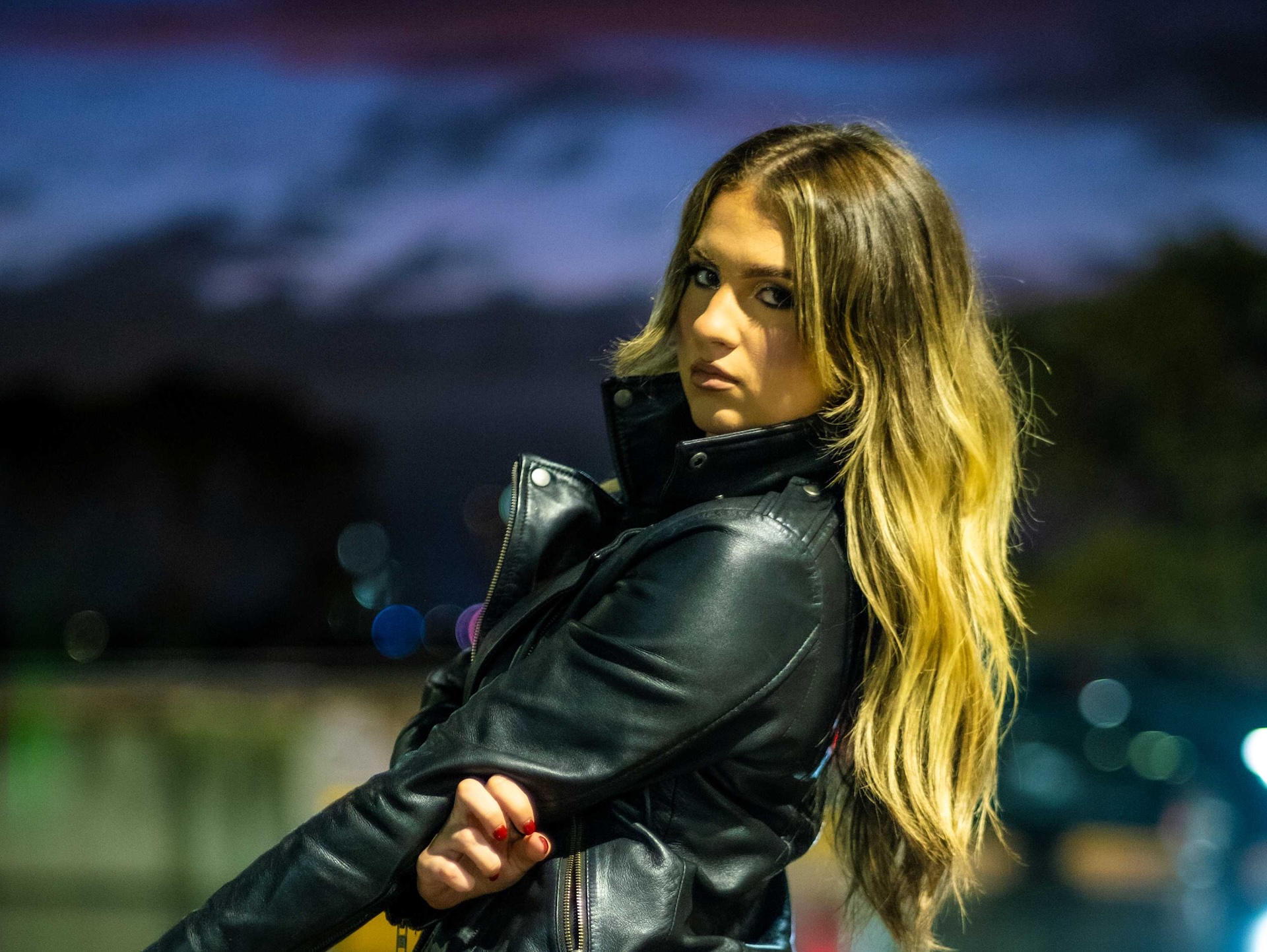 Cassidy Paris lança novo single «Stronger» - Metal Global